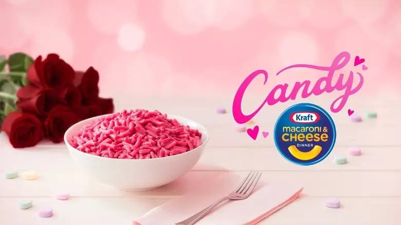 Ροζ Kraft μακαρόνια και τυρί με τριαντάφυλλα