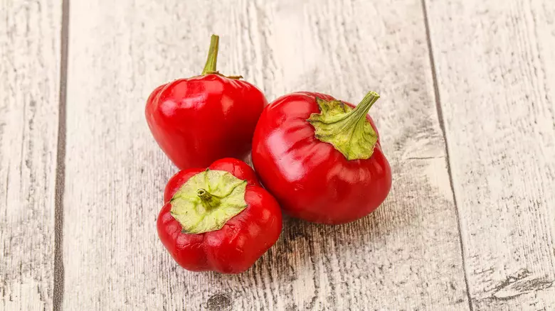 paprika ceri dengan latar belakang kayu ringan