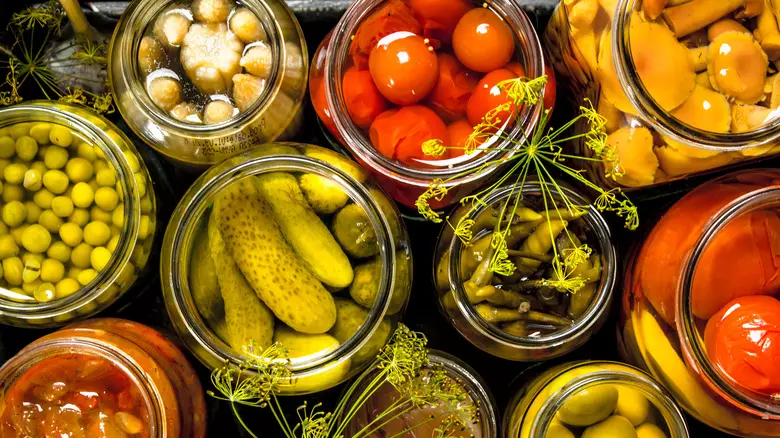 assortiment de légumes marinés en pot