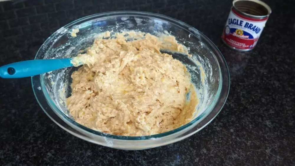 bananenbrood met 3 ingrediënten mengen