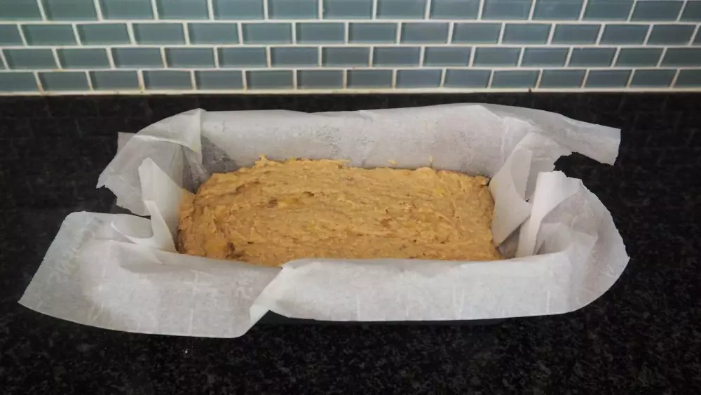 hoe je een bakvorm bekleedt met bakpapier voor bananenbrood met 3 ingrediënten