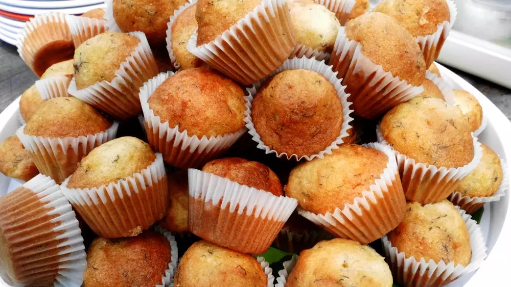 3-cov khoom xyaw txiv tsawb qhob cij muffins