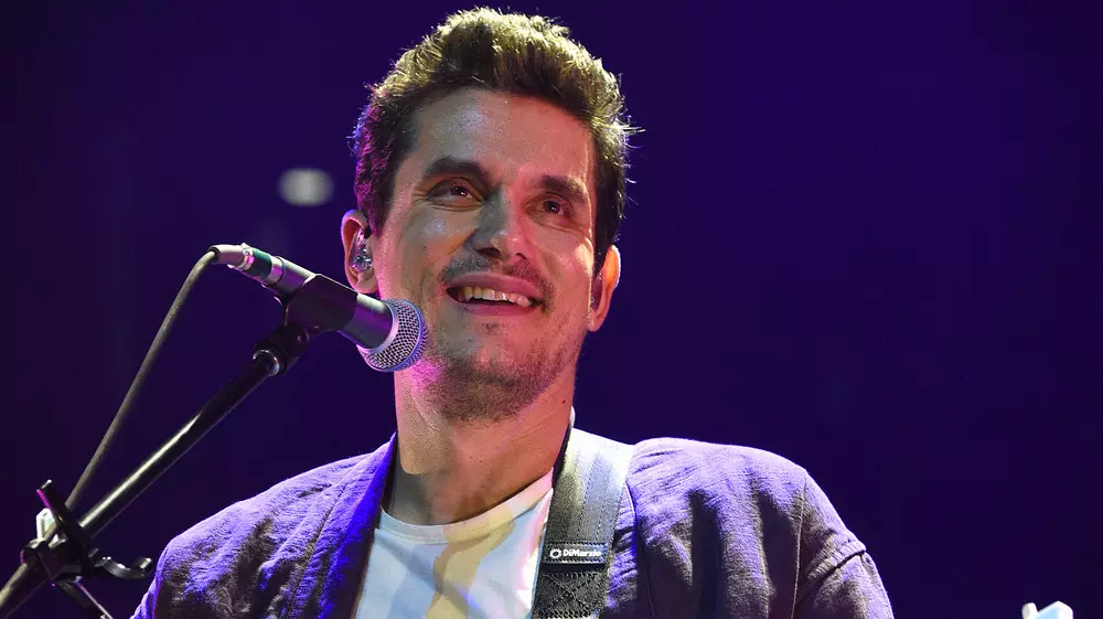 John Mayer သီချင်းဆိုသည်။