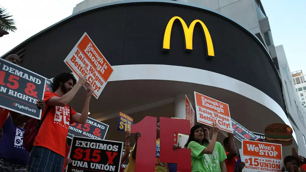 Perang kanggo 15 demonstran ing McDonald's