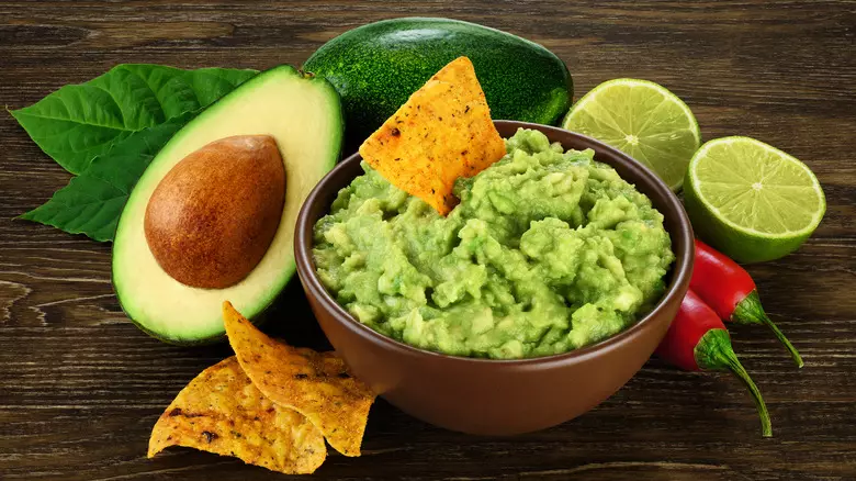 guacamole جو پيالو ۽ چپس اڳيان avocado