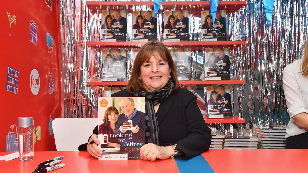 Ina Garten gyda llyfr coginio