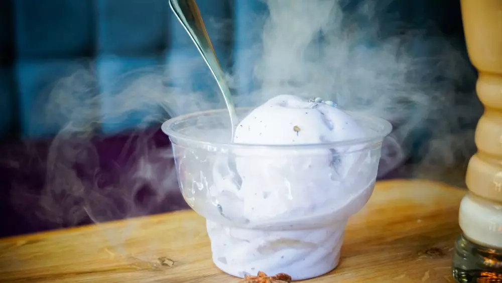 Umahluko wokwenyani phakathi kwe-Nitrogen Ice Cream kunye ne-Ice Cream rhoqo