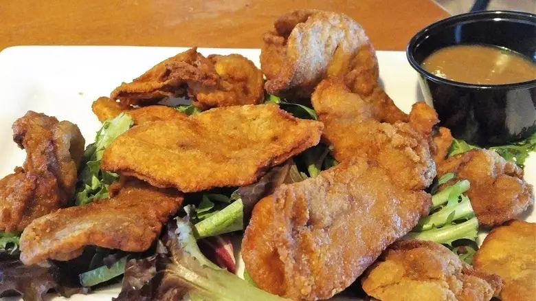 Rocky Mountain Oysters នៅលើចានពណ៌ស