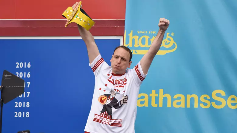 Джоуи Честнат победил в соревновании по поеданию хот-догов