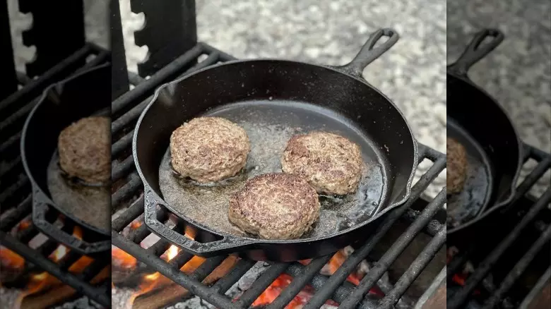 Telung burger ing panci wesi sing dimasak