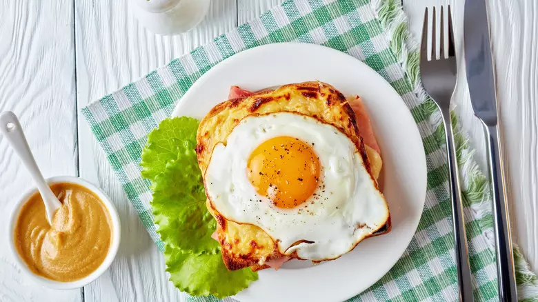 Croque Madame з гарчыцай