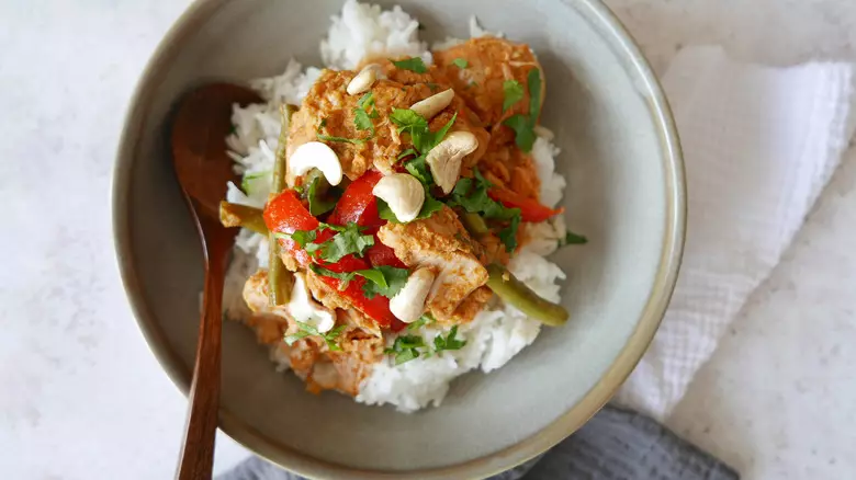 Ayam Mete Kari Kelapa di atas nasi dalam mangkuk