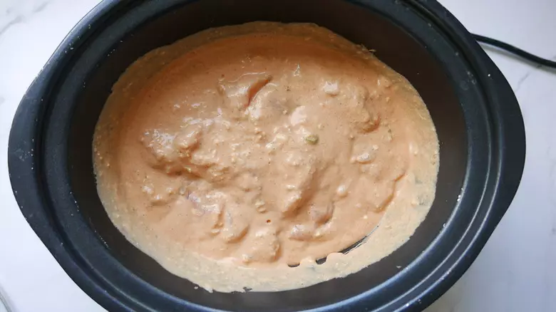 pureed sauce cov khoom xyaw poured tshaj nqaij qaib nyob rau hauv qeeb cooker