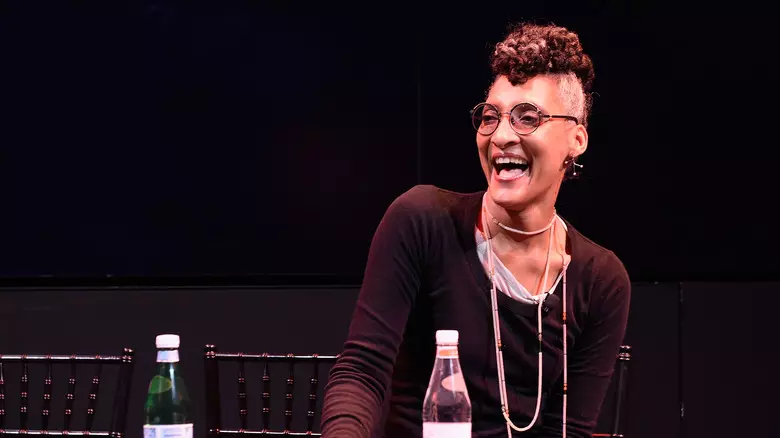 Mpishi Carla Hall akicheka kwa picha ya wazi