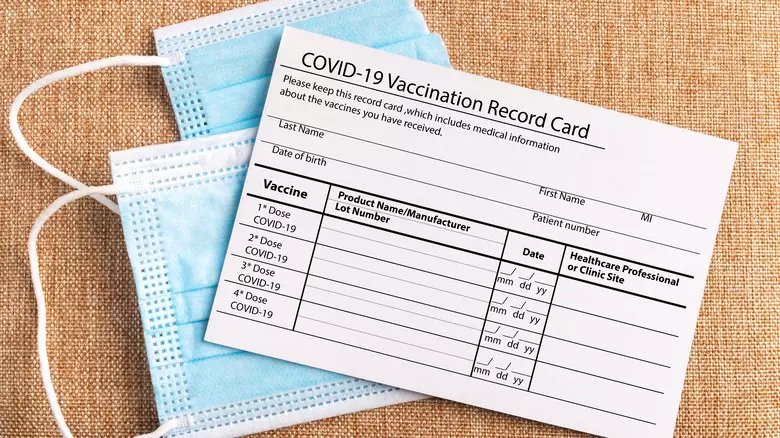 Mask ug Covid-19 vaccination card