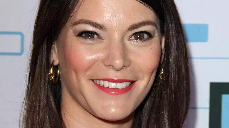 Gail Simmons mosolyog a vörös szőnyegen