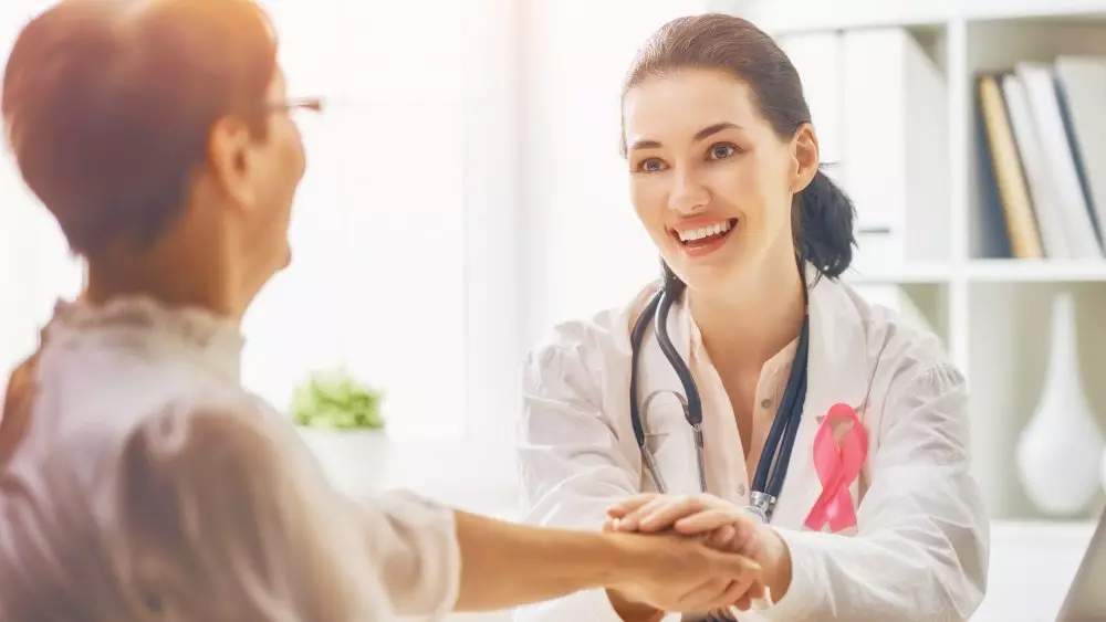 Lekarz i pacjent z rakiem piersi