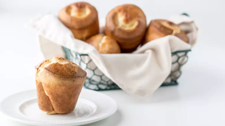 Verse popovers in een mand met een wit servet