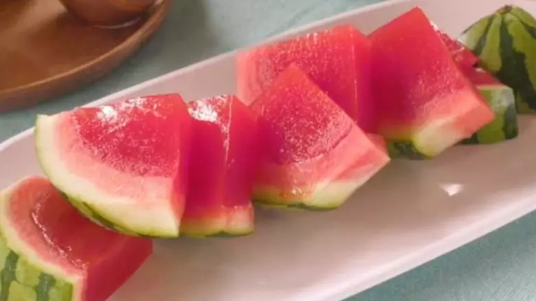 mga hiwa ng watermelon jell-o sa plato