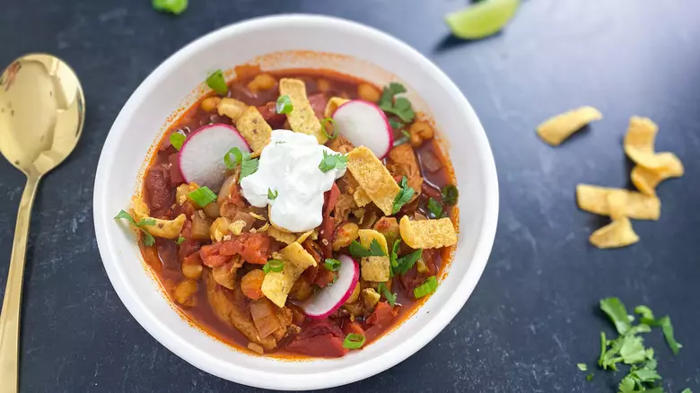 Pozole mit einer Drehung in einer Schüssel