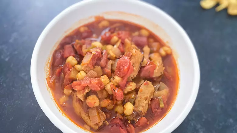 বাটিতে pozole