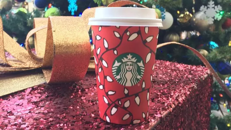 Starbucks bayram kubogi va sovg'alar