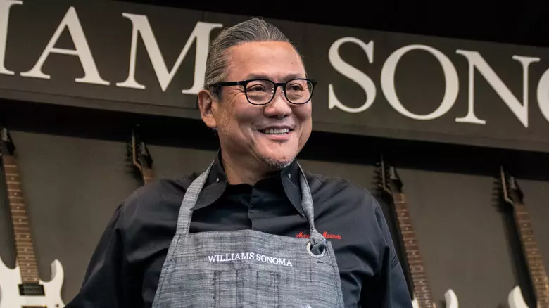 Masaharu Morimoto virnistää mielenosoituksessa