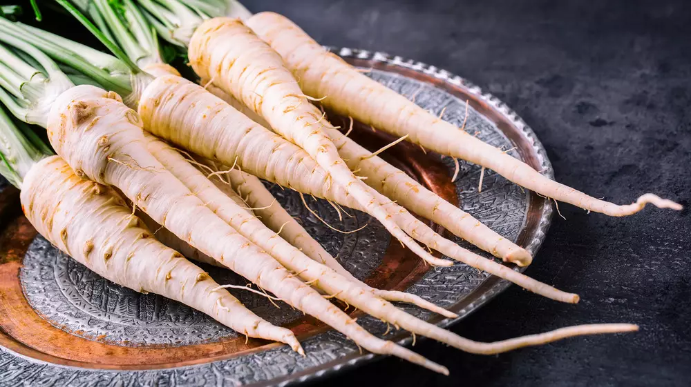 Tibuok parsnips sa usa ka plato