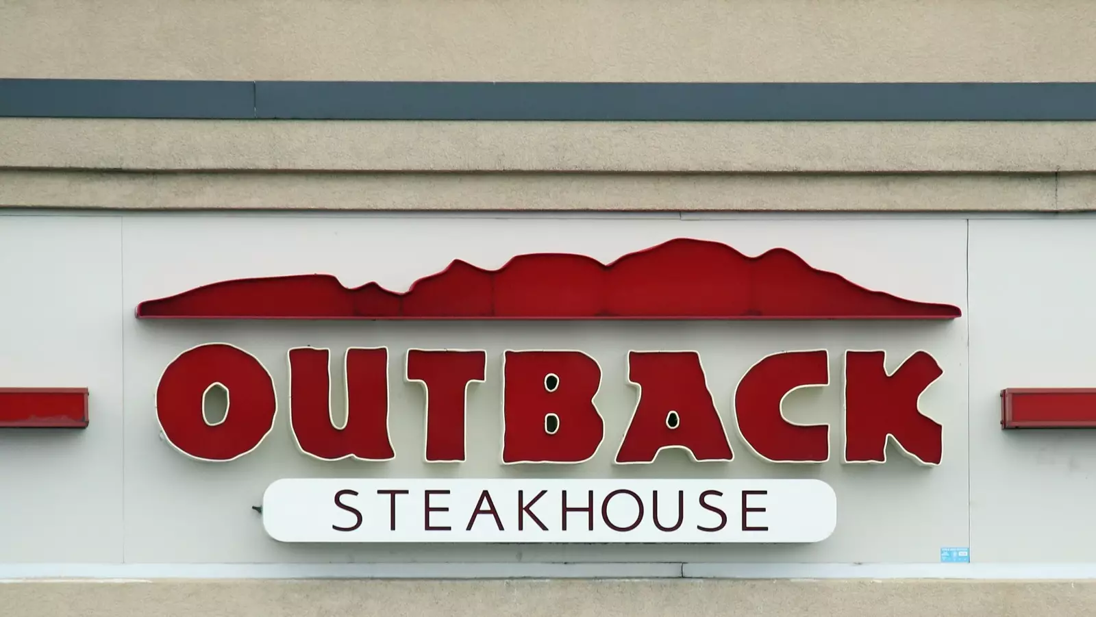 An Fhírinne Maidir le Cumasc Séasúrúcháin Rúnda Outback Steakhouse