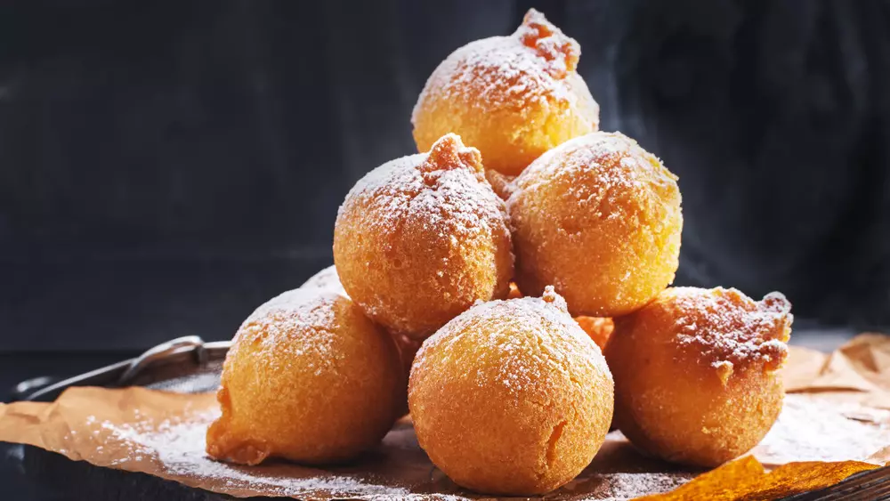 Хар дэвсгэр дээр Zeppole