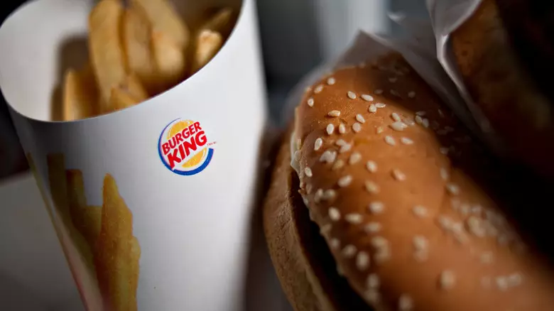 Burger King khoai tây chiên và bánh mì kẹp thịt có logo của họ