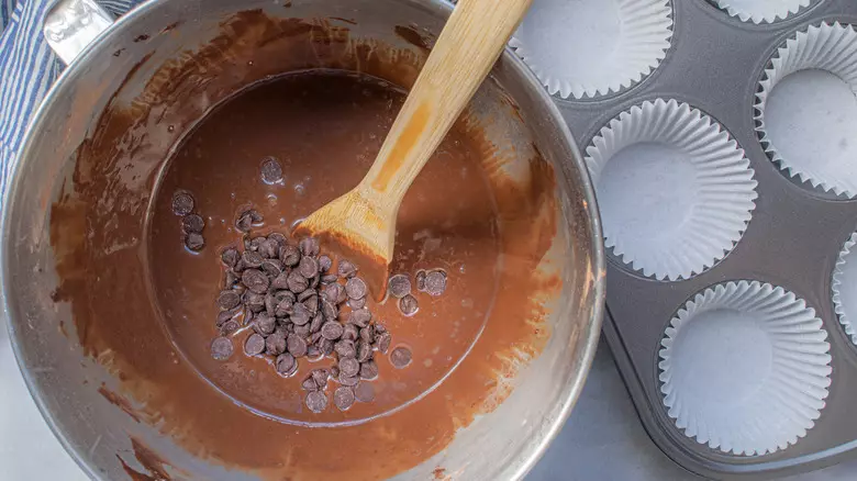 röra i chokladchips för Costco copycat chokladmuffins