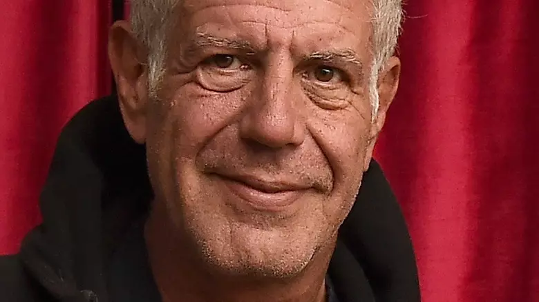 Anthony Bourdain lächelt