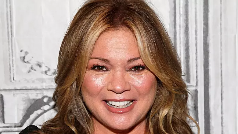 Valerie Bertinelli mewn cysgod llygaid sgleiniog