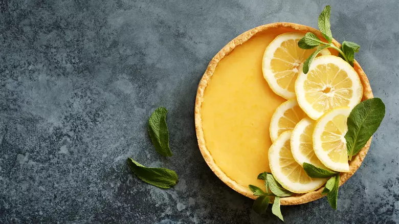 Lemon tart dina latar kulawu