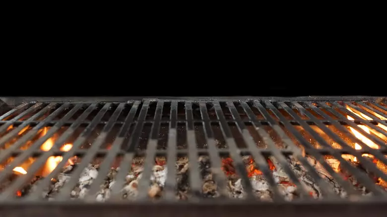 Barbecue-Grill mit Flamme