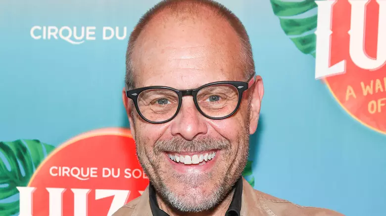 Alton Brown ပြုံးနေသည်။