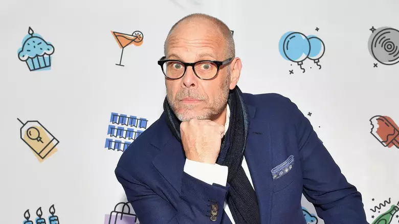 Alton Brown သည် ဟန်ဆောင်ပြီး အံ့သြစွာ ကြည့်နေသည်။