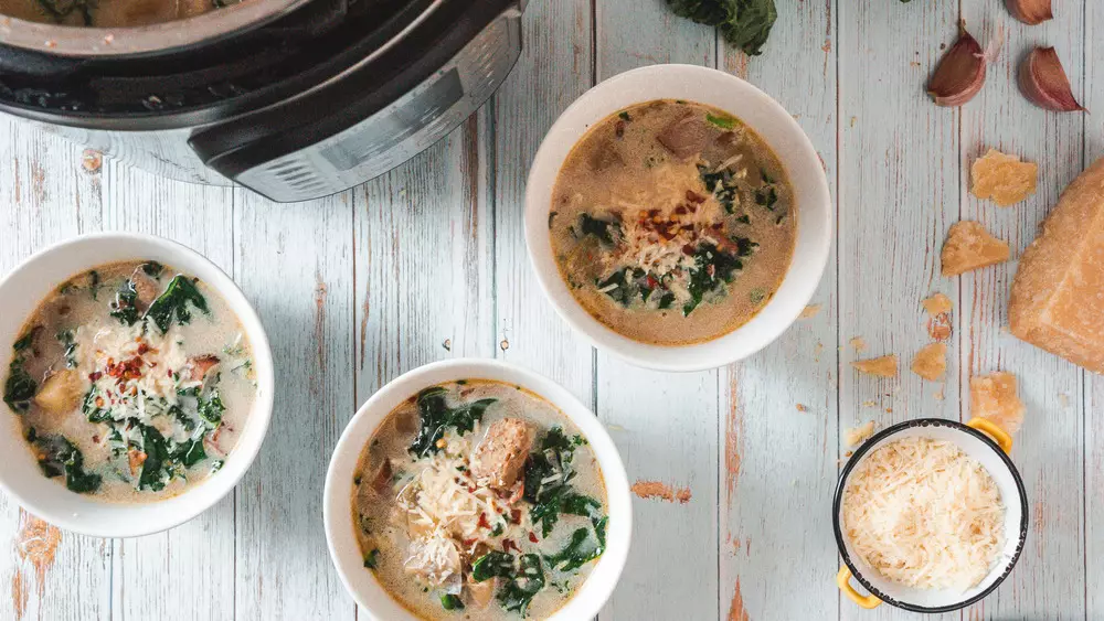 drei Schalen Zuppa Toscana Suppe