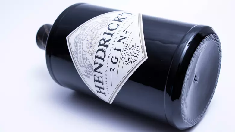 La botella de ginebra Hendrick's de costado