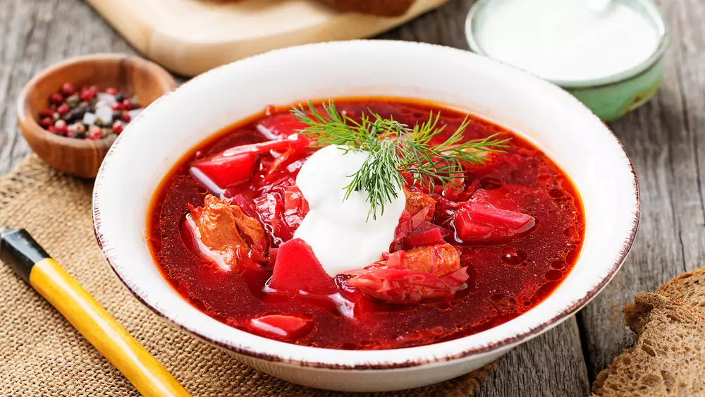 ចាននៃ borscht ក្រហម