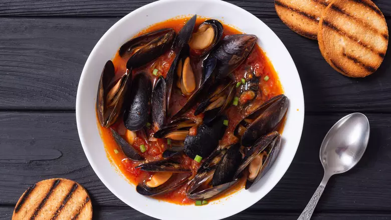 Sopa de mariscos con mejillones