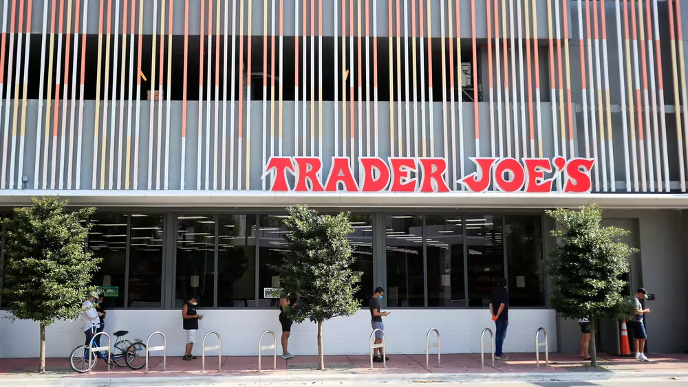 Fora d'una botiga de Trader Joe's