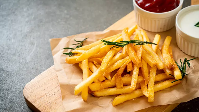 Fabkis fries nrog dipping sauces