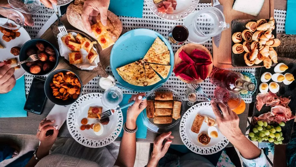 Brunch tartiné d'œufs, pommes de terre, viennoiseries et frittatas