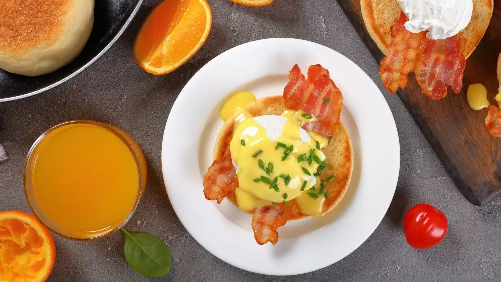 ໄຂ່ Benedict ກັບ bacon, chives ແລະຊອດ hollandaise