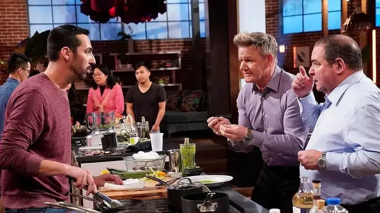 Gordon Ramsay 和 Emeril Lagasse 在 MasterChef：Legends 中指导选手