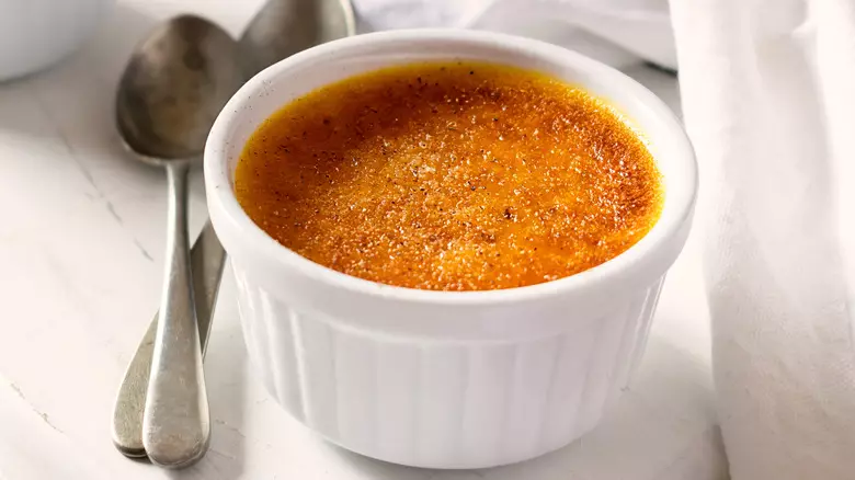 Crème brûlée kalayan sendok