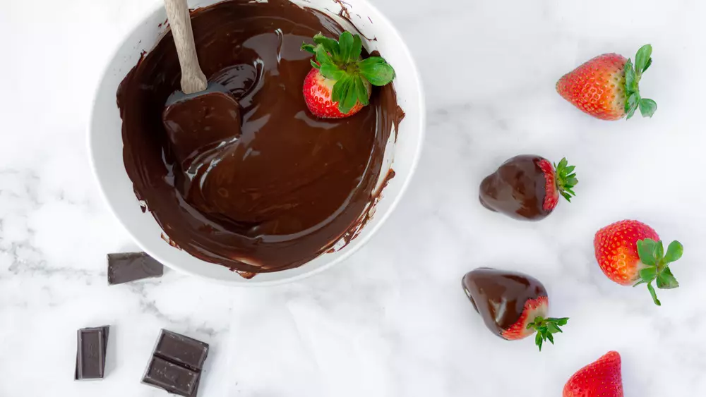 celup strawberi untuk strawberi bersalut coklat