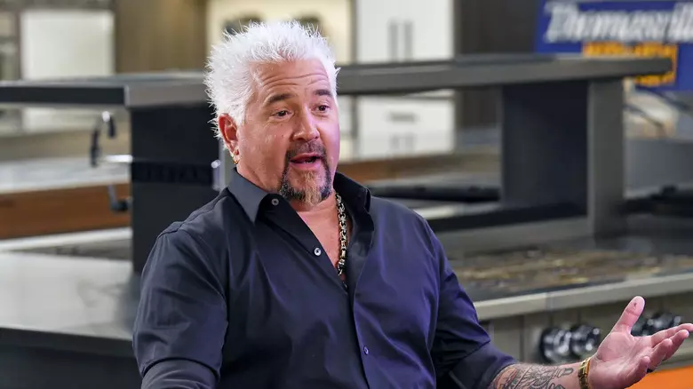 Guy Fieri dina kaos biru